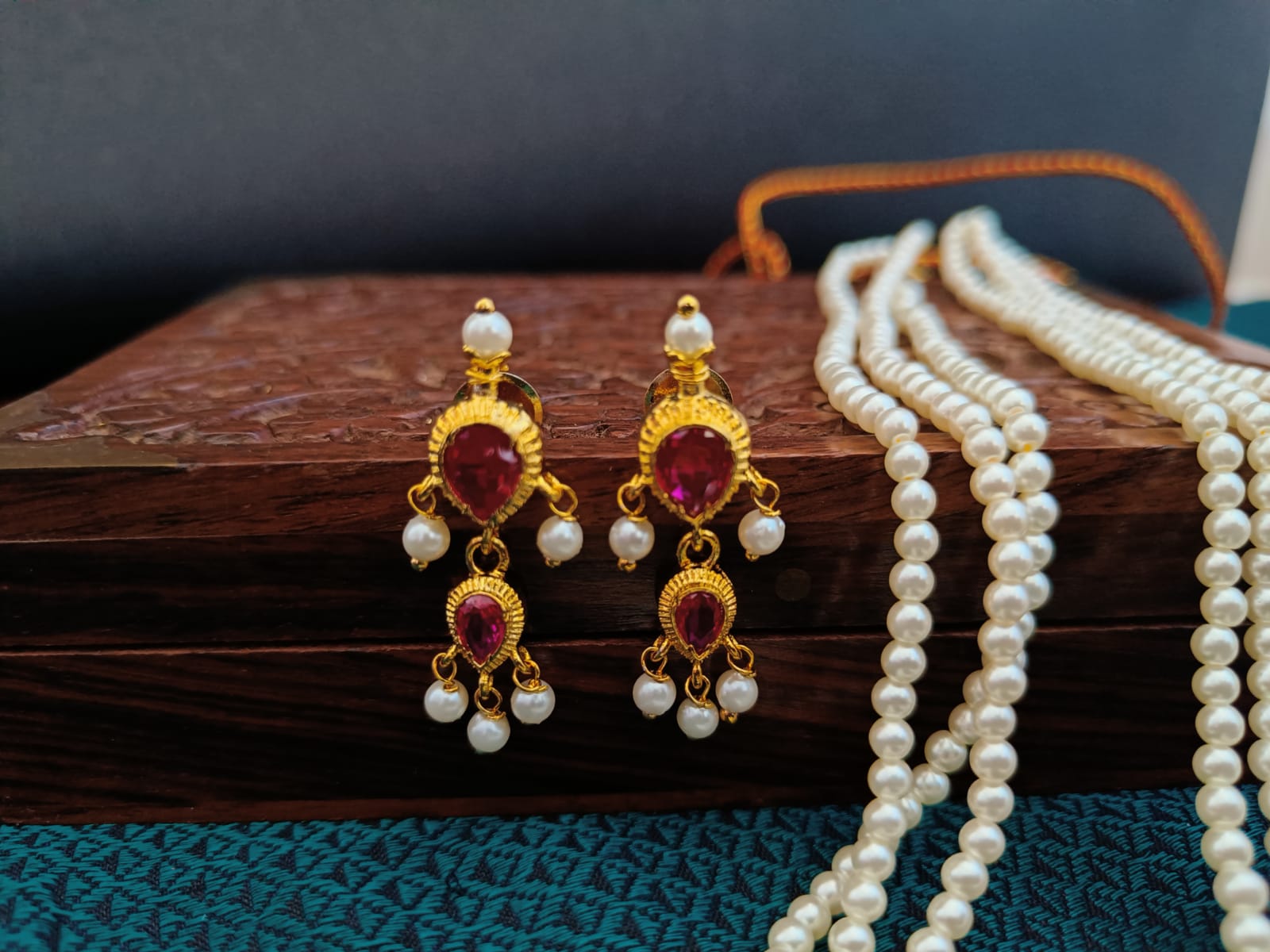 तन्मणी + कानातले | Tanmani + Earrings – PrajaktaRaj