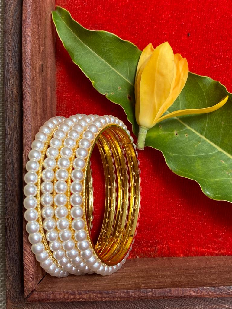 एकेरी मोती बांगडी | Ekeri Moti Bangles – PrajaktaRaj