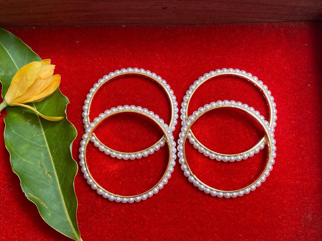 एकेरी मोती बांगडी | Ekeri Moti Bangles – PrajaktaRaj