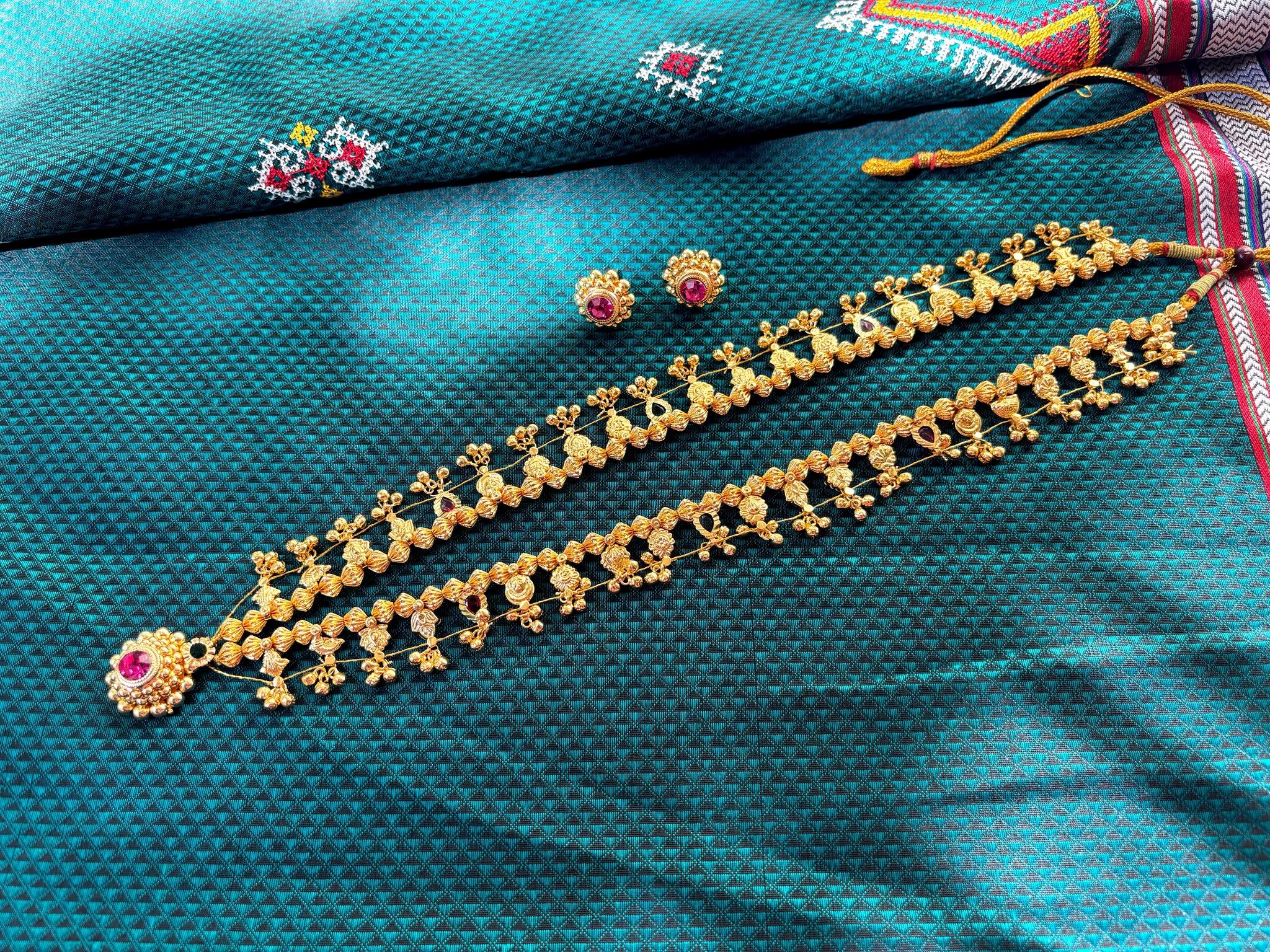 कोल्हापुरी साज + कानातले | Kolhapuri Saaj + Earrings – PrajaktaRaj