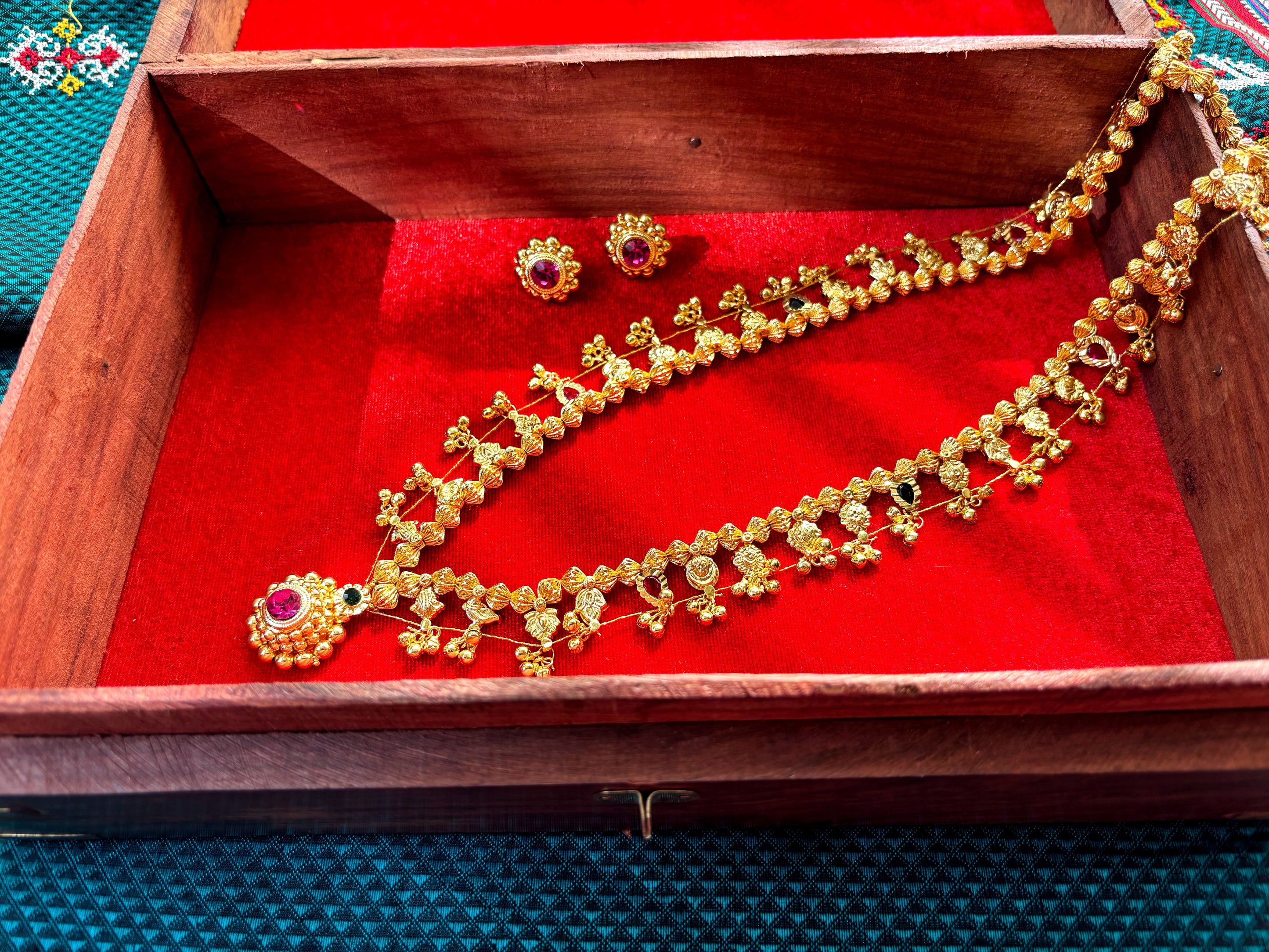 कोल्हापुरी साज + कानातले | Kolhapuri Saaj + Earrings – PrajaktaRaj