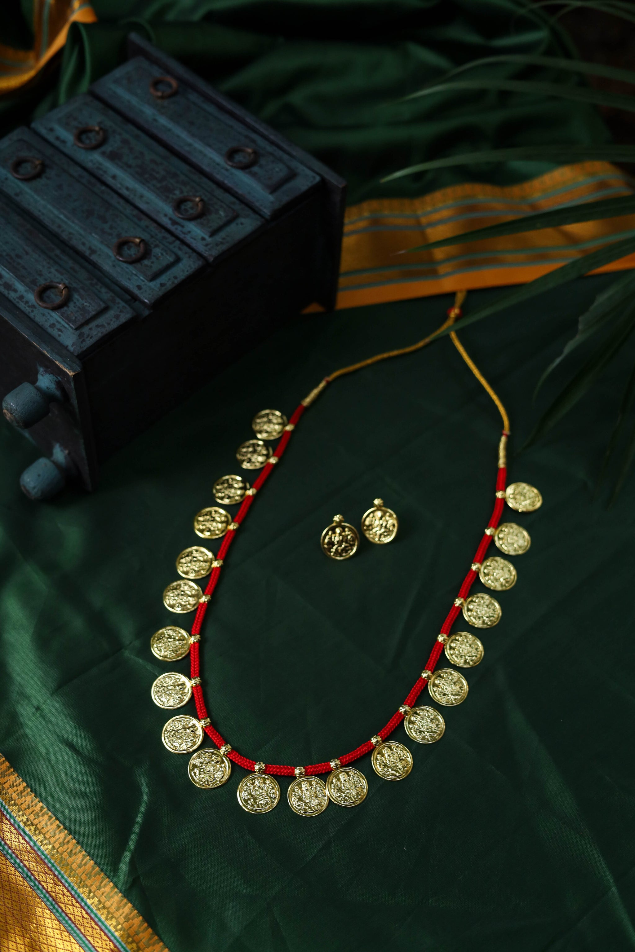 मोठा पुतळीहार + कानातले | Long Putali Haar + Earrings – PrajaktaRaj