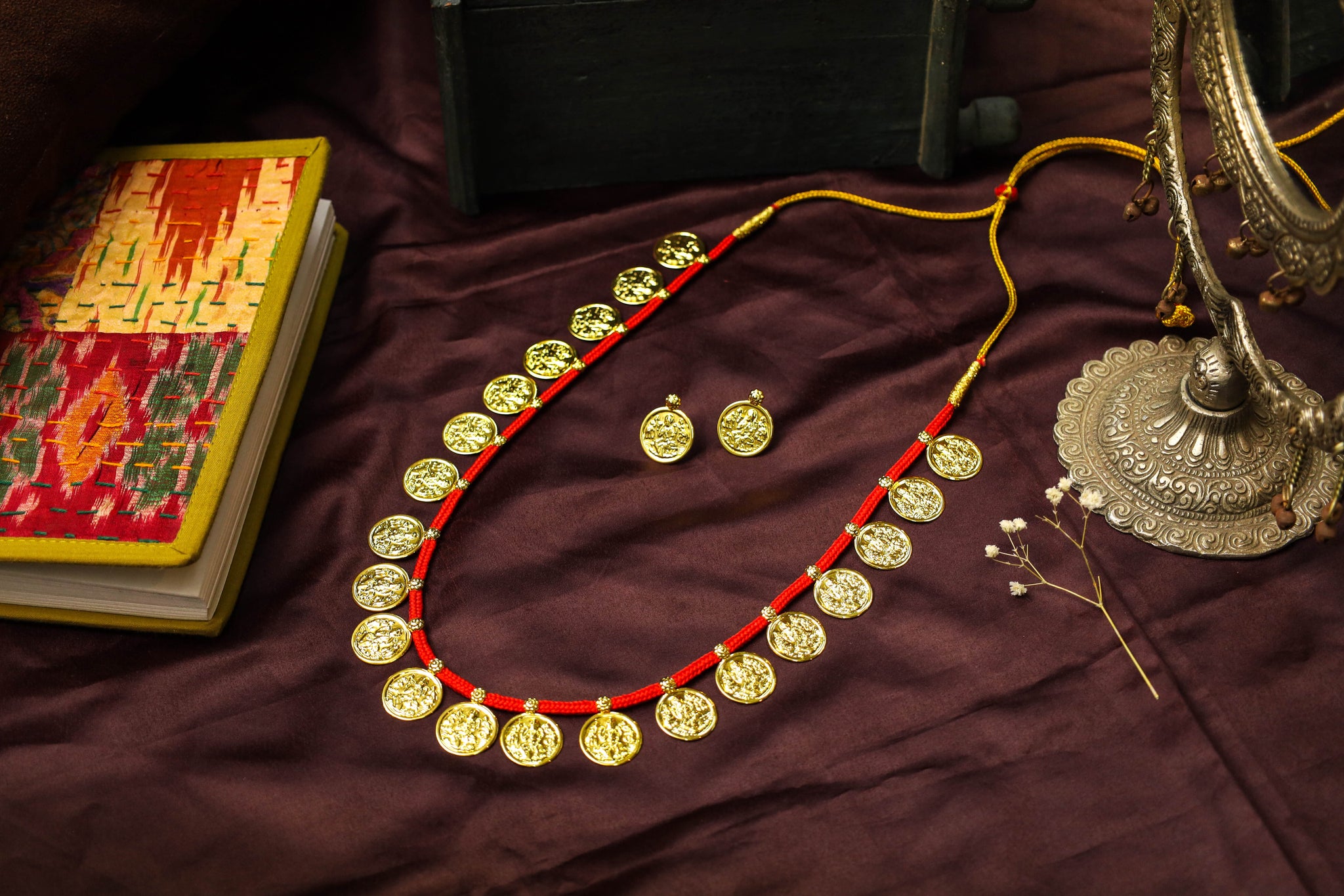 मोठा पुतळीहार + कानातले | Long Putali Haar + Earrings – PrajaktaRaj